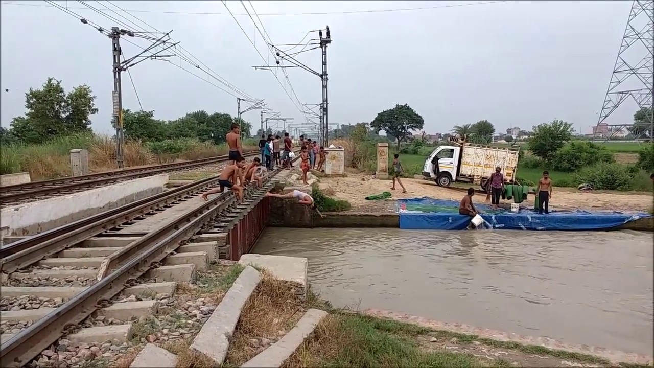 [IRI] तेज़ रफ़्तार ट्रेन के सामने मौत से खेलते नौजवान / Crazy People ...