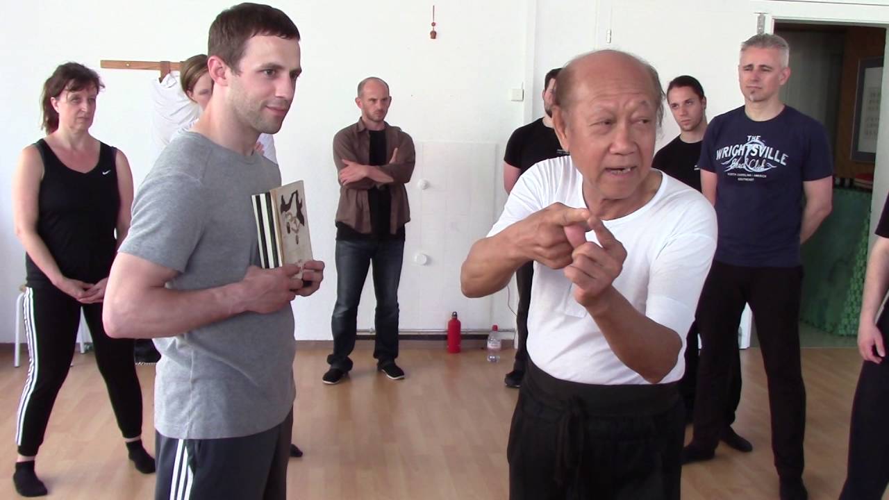 Sifu Lo Man Kam (nephew of Yip Man) demonstrate the One Inch Puch - YouTube