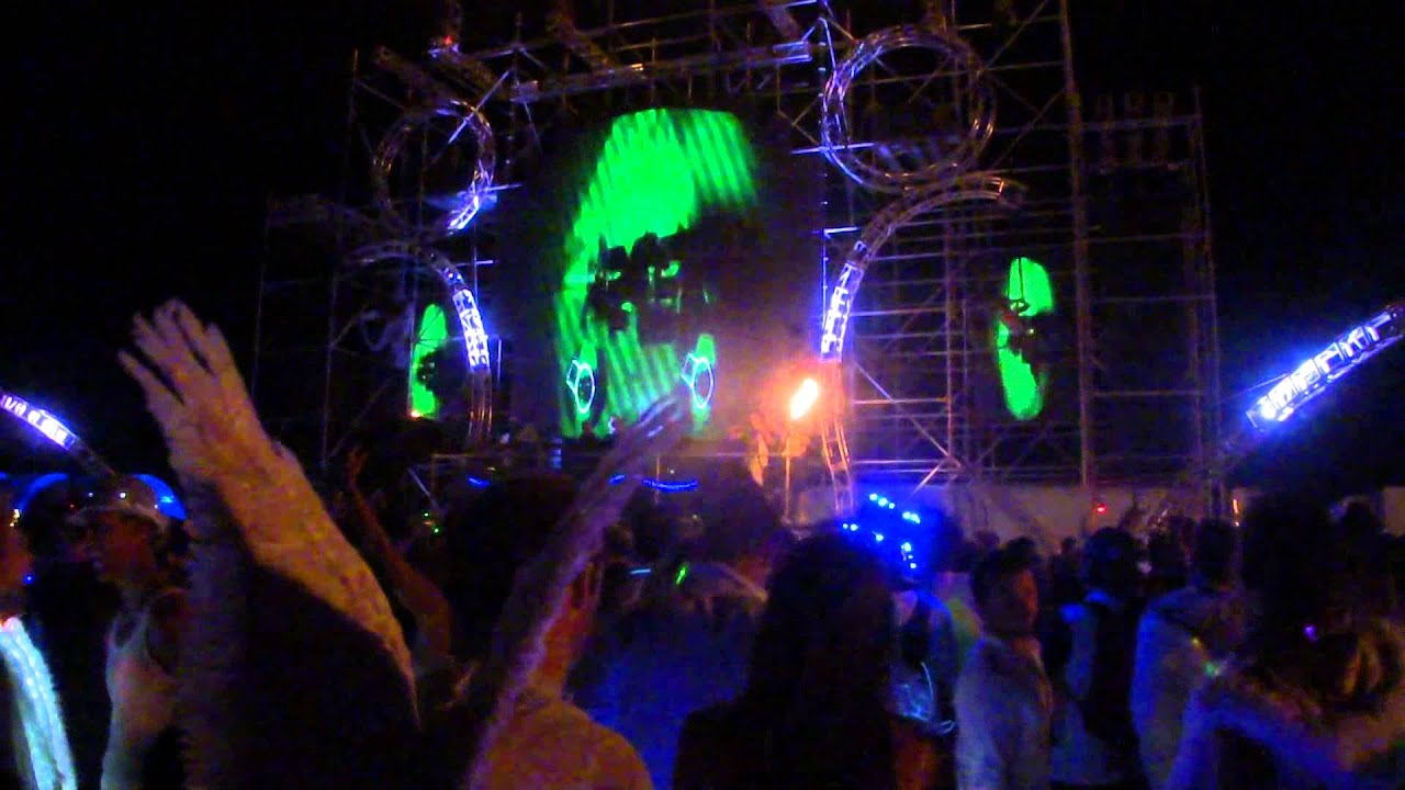 Dub Step DJ Playing at Burning Man 2014 - YouTube