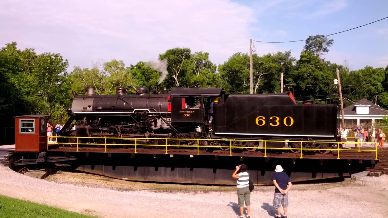 Train turning on a turn table - YouTube
