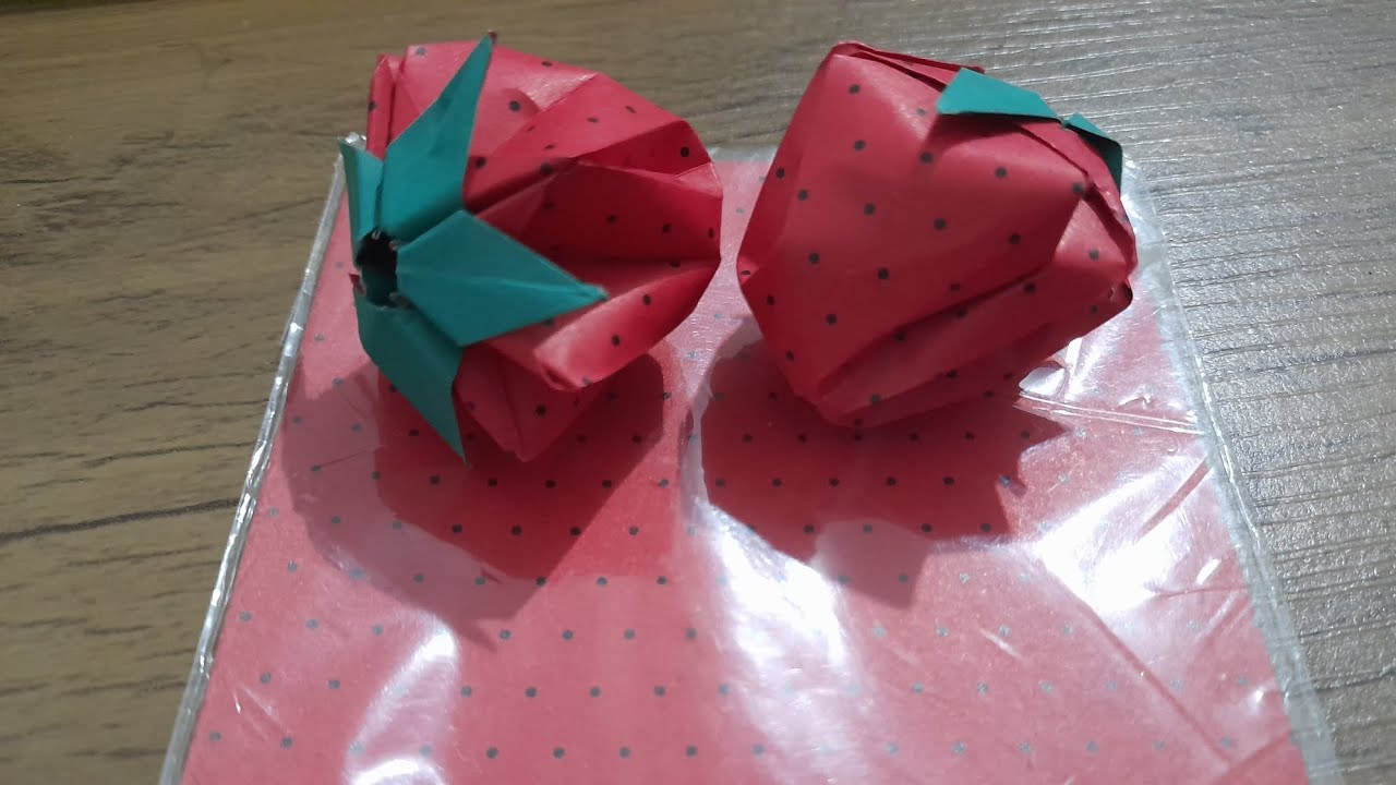 Fazendo um origami de morango para o aniversário do meu amigo (obs: não ...