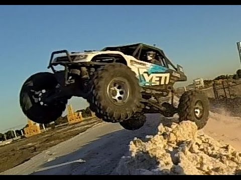 Axial Yeti Rock Racer - Fun in the Sand - YouTube
