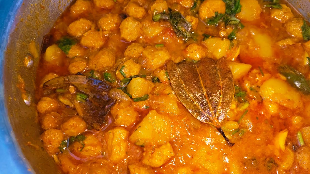 Aloo Soya chunks Curry || ఆలూ మీల్ మేకర్ ఓసారి ఇలా కుర్మా చేయండి ...