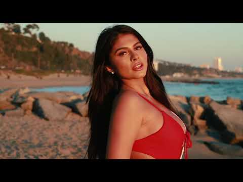 HANNAH PALMER AND AMANDA TRIVIZAS AT THE BEACH
