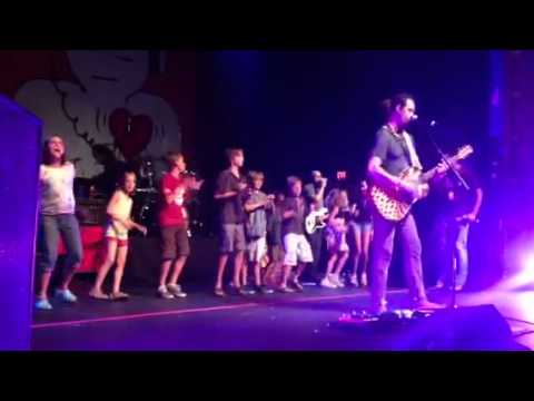 Michael Franti singing Say Hey with kids, Missoula - YouTube