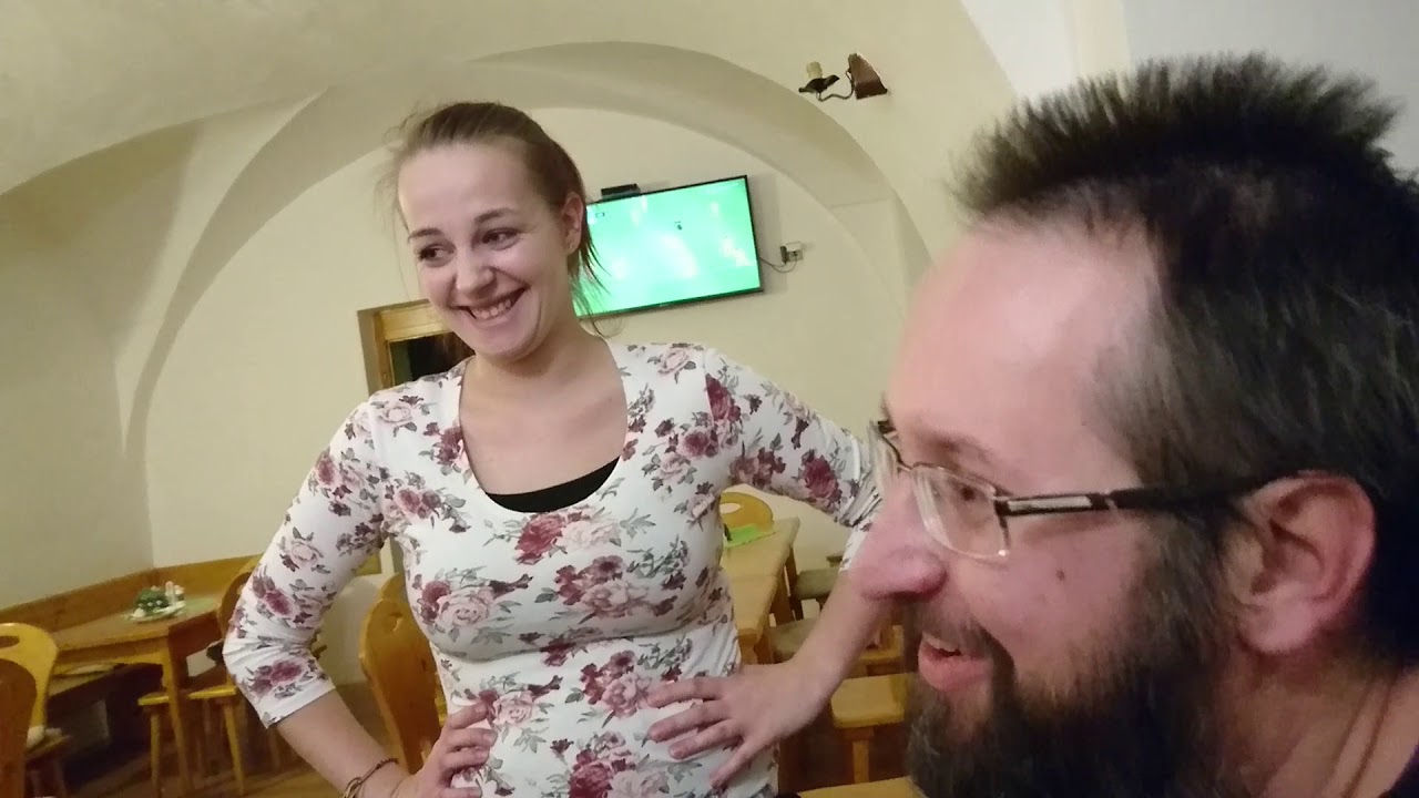 Jebe baba dědka, dědek jebe jabka - YouTube