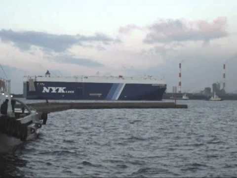 ERIDANUS LEADER 入港 2010.12.03 カメラFUJI S2500HDのテストで・・ - YouTube