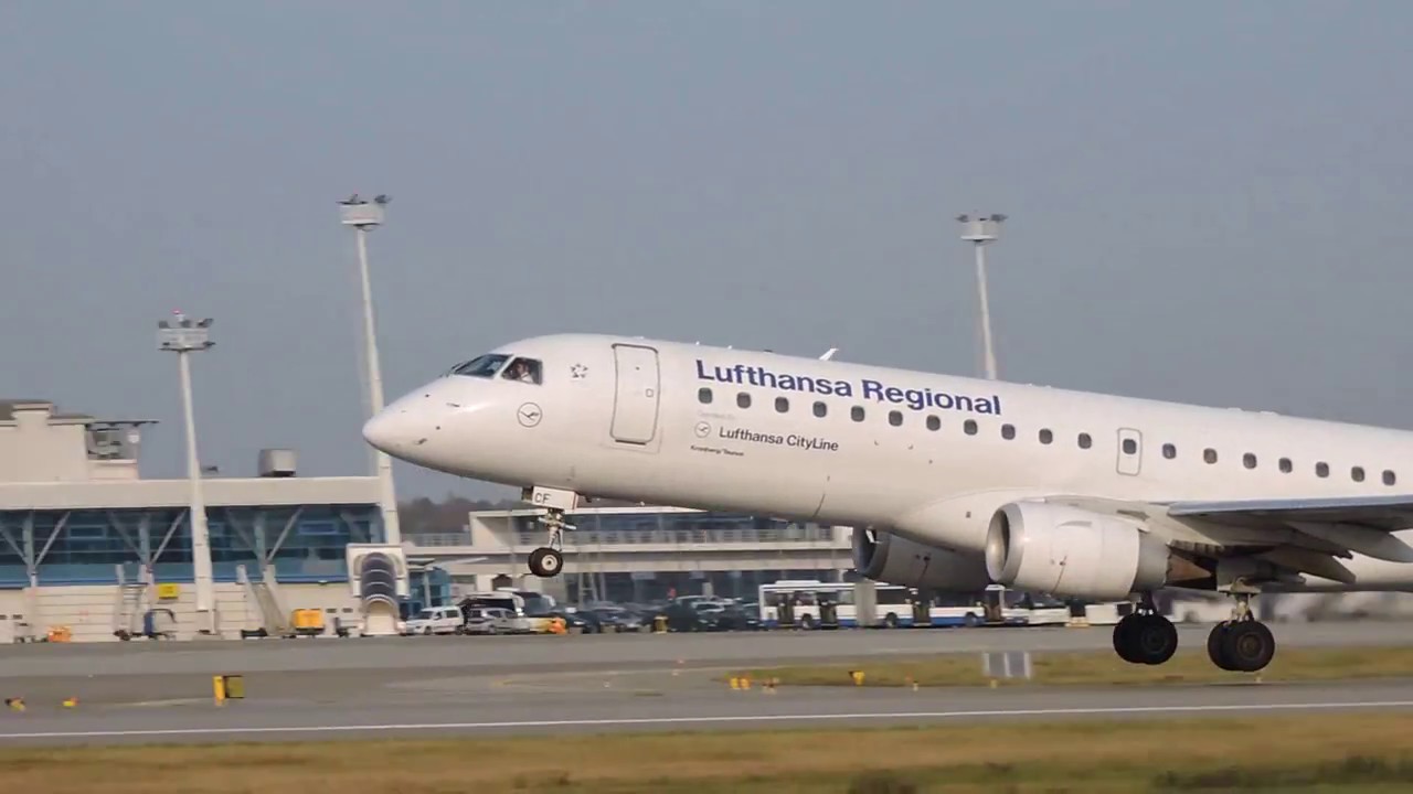 Lufthansa- start samolotu z gdańskiego lotniska. Wylot samolotu ...