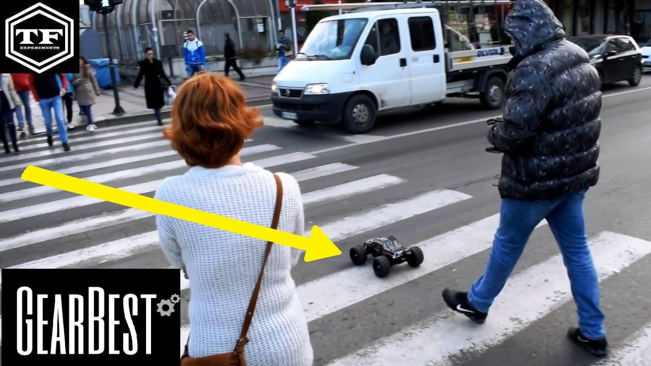 Vozimo dzip kroz centar grada / We drive a jeep through the city center ...