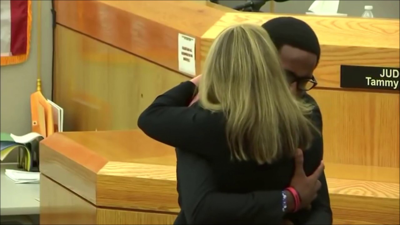 Brandt Jean hugging and forgiving Amber Guyger who killed his brother ...
