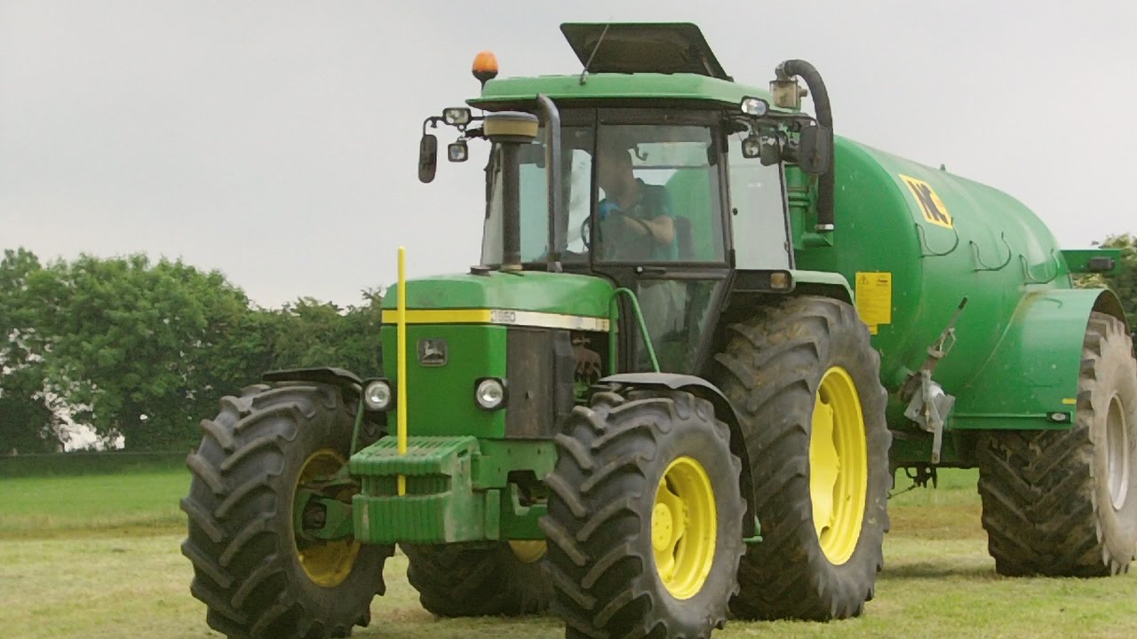 John Deere 3650 Spreading slurry on first cut silage - YouTube
