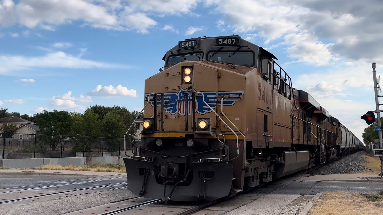 UP 5487 leads a Mix Freight passed Austin, Tx - YouTube