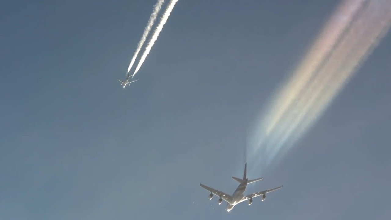 A380 plane Produced a RAINBOW contrail - YouTube