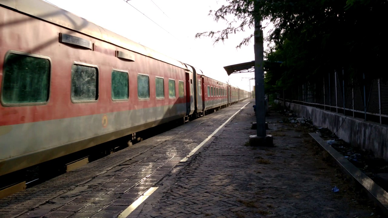 12440 New Delhi - Ranchi Rajdhani Express powered by Ghaziabad WAP-7 ...