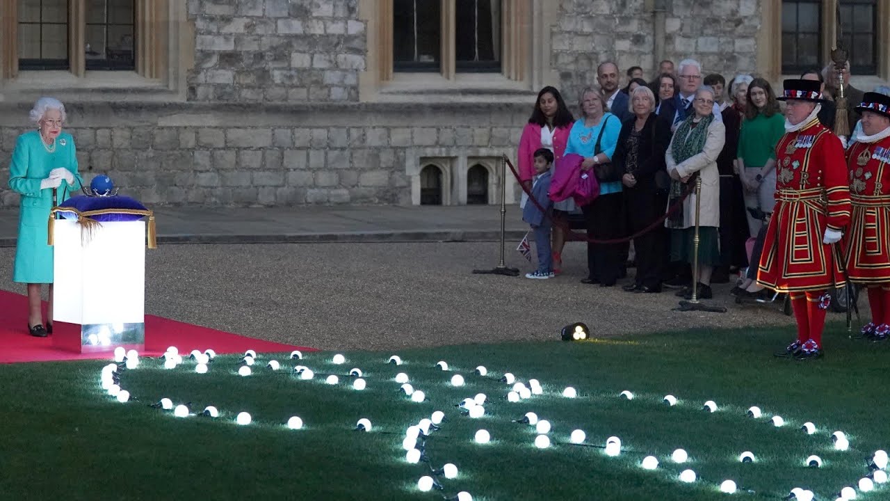 Queen lights first jubilee beacon and sends spark of light around the ...