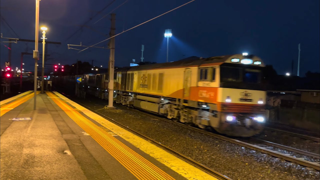 SCT CSR009 CSR005 7922V train Middle Footscray Station - YouTube