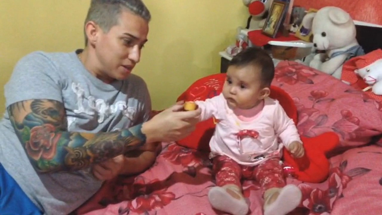 REAÇÃO DE UMA CRIANÇA AO TIRAR O QUE ELA ESTAVA COMENDO ( OLHA NO QUE ...