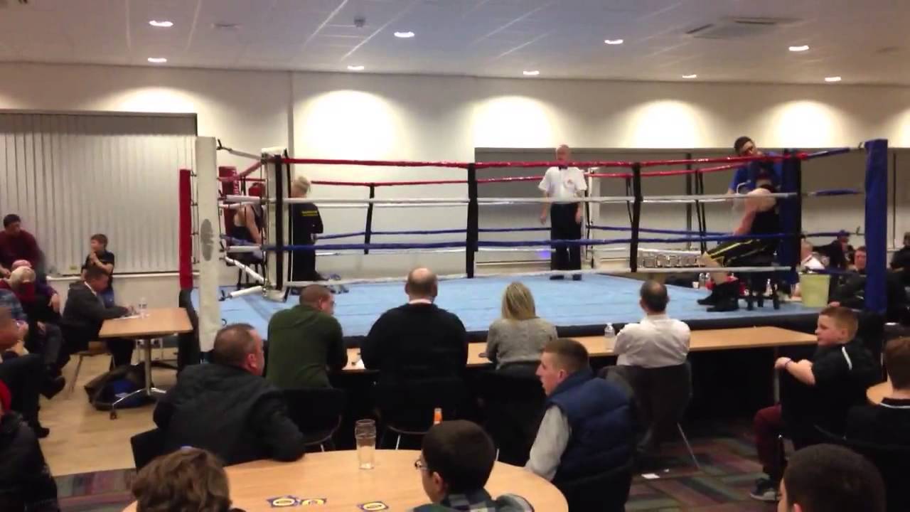 Rhys Yates amateur boxing bout - YouTube