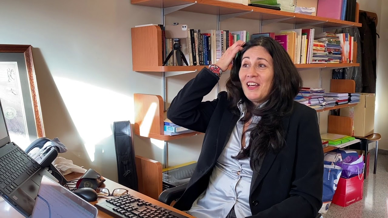 Entrevistada sobre el liderazgo "femenino". - YouTube