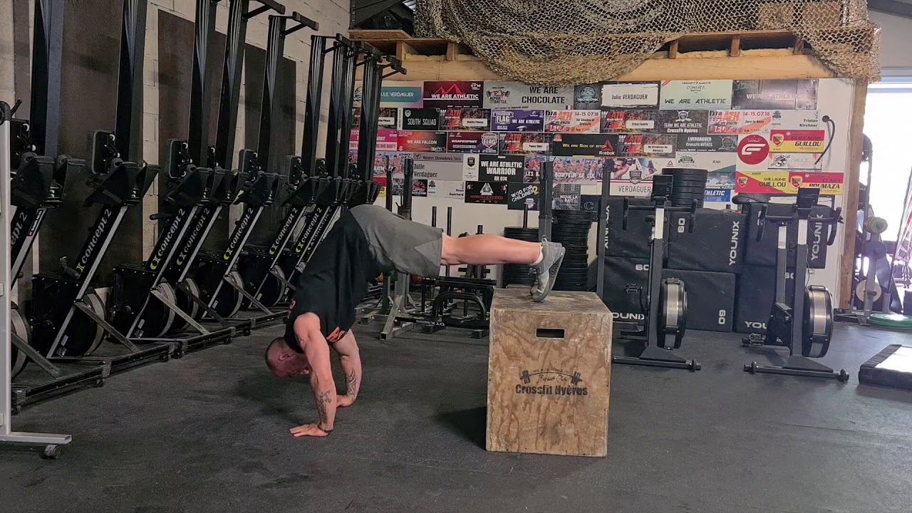 Elevated Pike Push-Ups 31×1 - YouTube