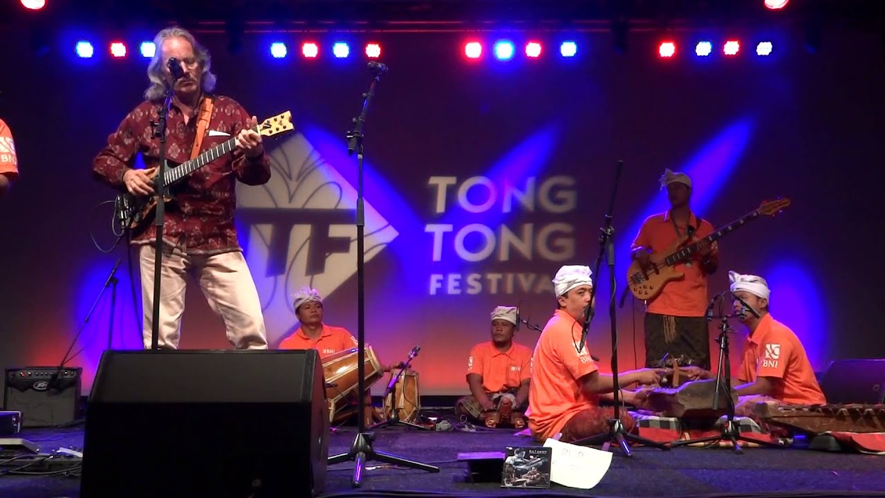 Hans Stoop, Balawan & Gamelan Maestros 2013: Menunggu bus - YouTube