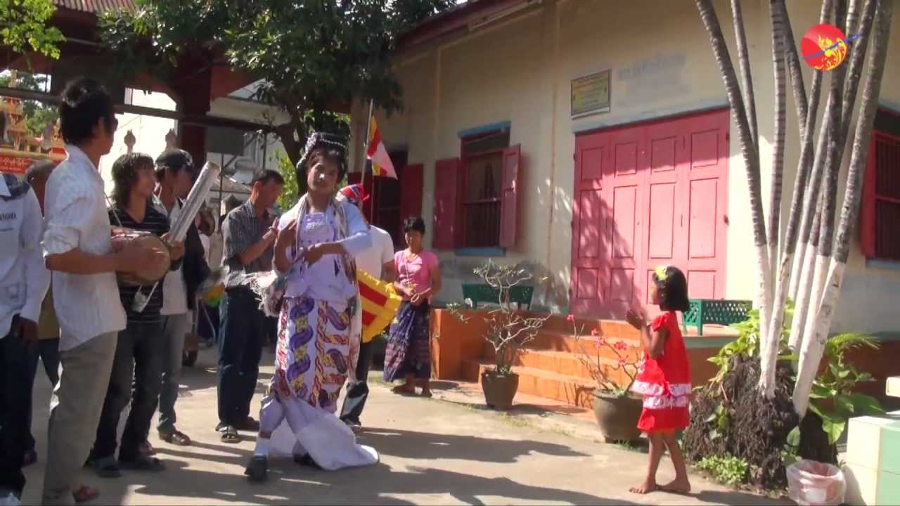 Traditional Burmese Kahtain Festival in Chiang Mai - YouTube