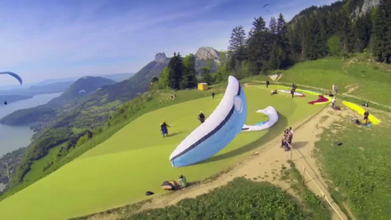Baptême en parapente au dessus du lac d'Annecy - YouTube