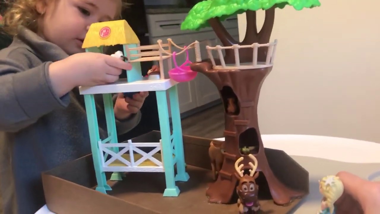 Evie and Mommy play Frozen treehouse - YouTube