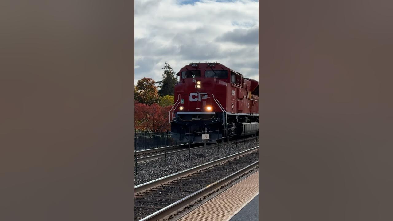 Clean CP 7053 leads CPKC 249 thru Northbrook with awesome fall foliage - YouTube