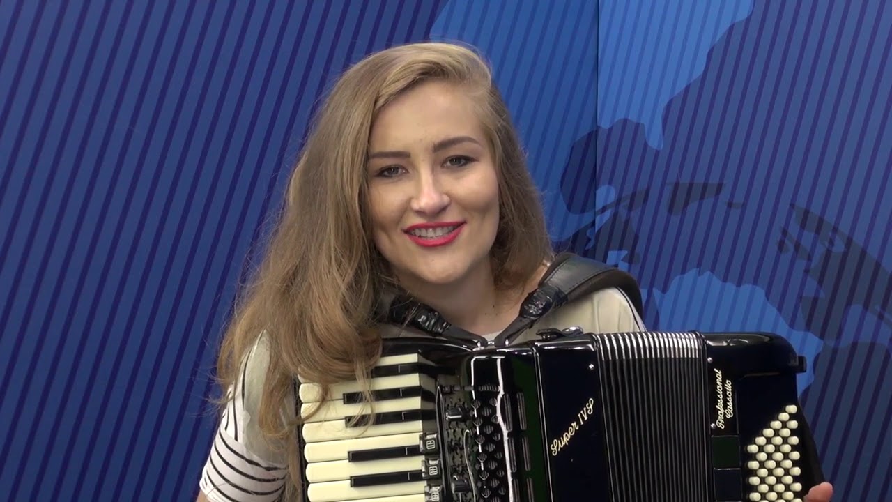 Entrevista com a cantora e sanfoneira Bia Socek - YouTube