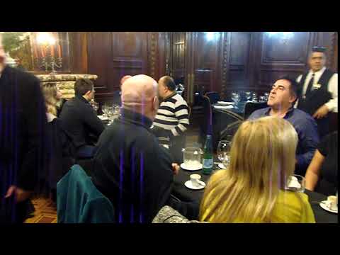Carlos Sánchez y el Mago Pablo Madini cenando en el Club del Progreso