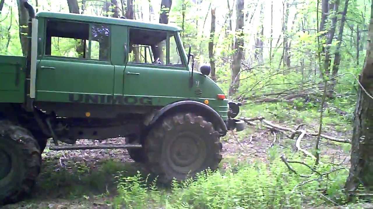 Unimog 406 Tug - Winching Pinzgauer 718 from small mud hole using ...