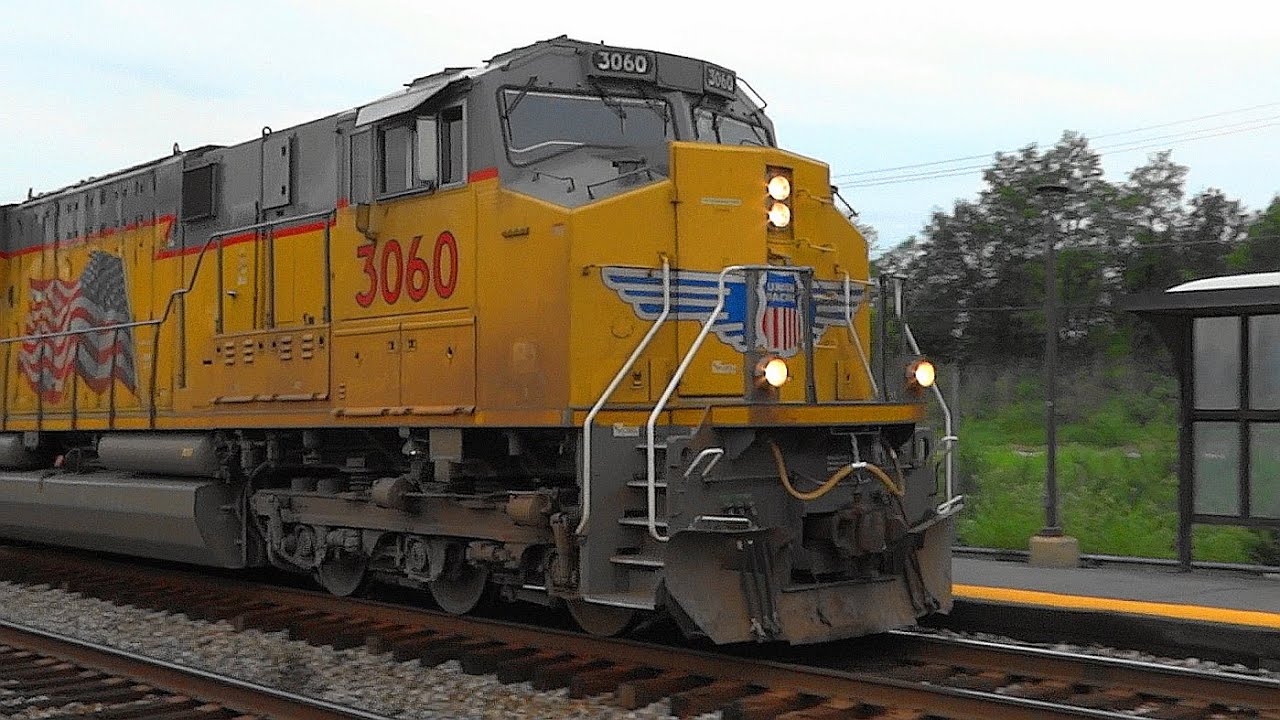 Union Pacific EMD "SD70ACe" Leads CSX Autorack Train - YouTube