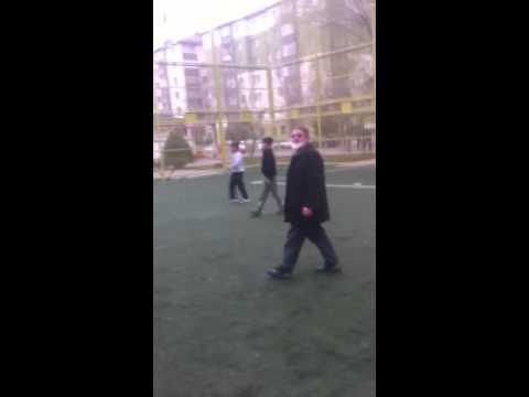 Yaşlı amca genc oğlanlara tas çıkarıyor