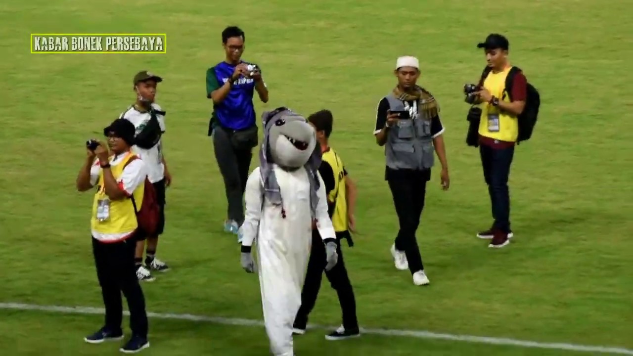 Aksi Maskot Persebaya saat Jadi Dirigent Bonek1 - YouTube