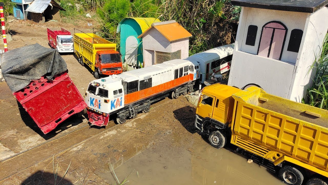 Kereta Api Rc Babaranjang Mobil Mobilan Truk Tronton Melewati ...