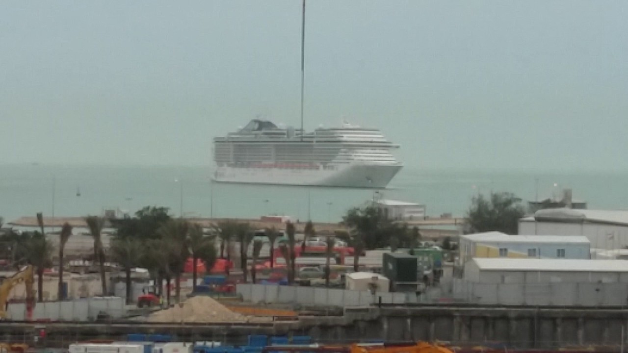Shocking vdo..ship gets collapsed...in storm - YouTube