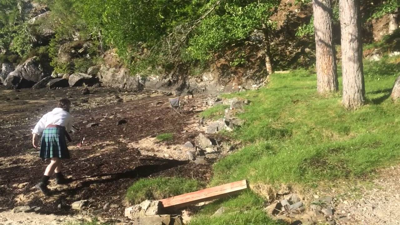 Scotsman throwing an axe fail - YouTube