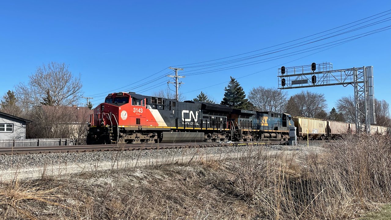 A few clips of CN 3143 & CSX 76 idling at Buffalo Grove with B781 in ...