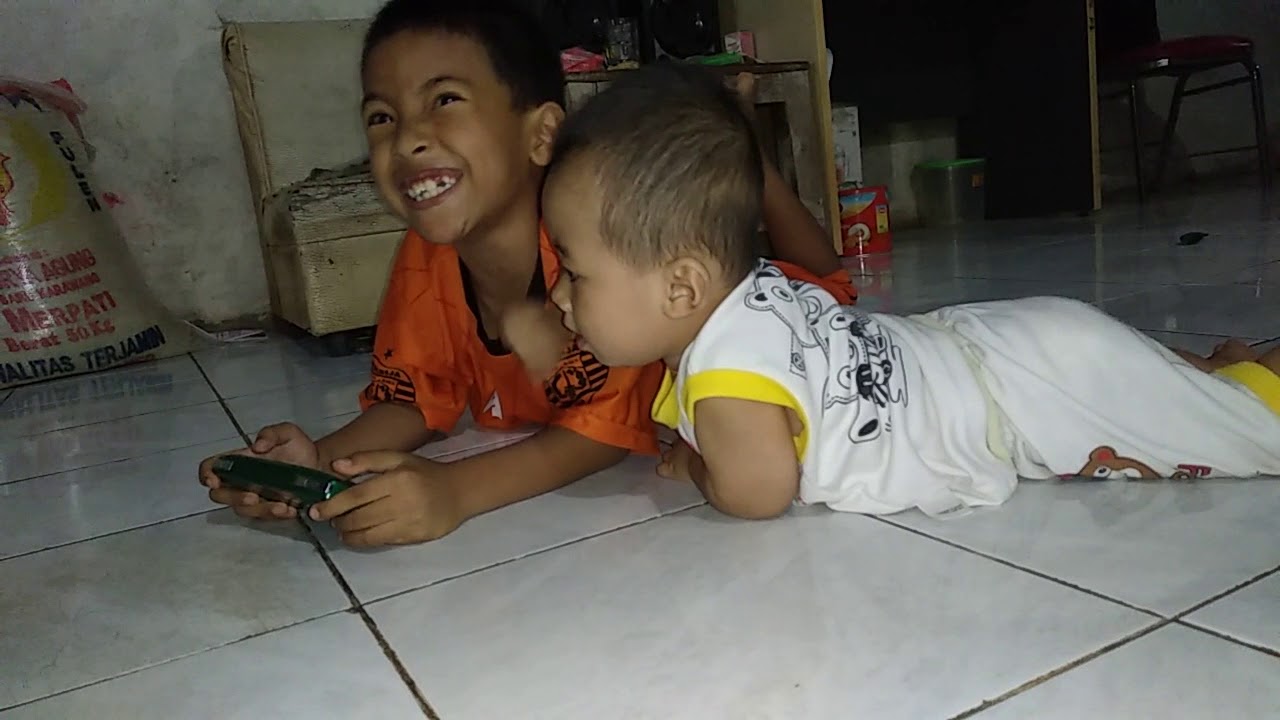 Kakak Dan Adik Rebutan Hp Youtube