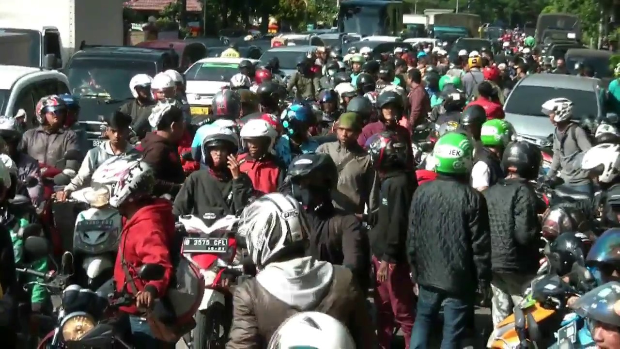 OJEK ONLINE NGAMUK RUSAK 4 ANGKOT - YouTube