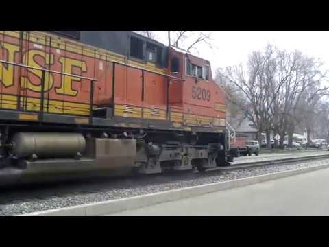 BNSF 4922 north (DENCHE with DPU) - YouTube