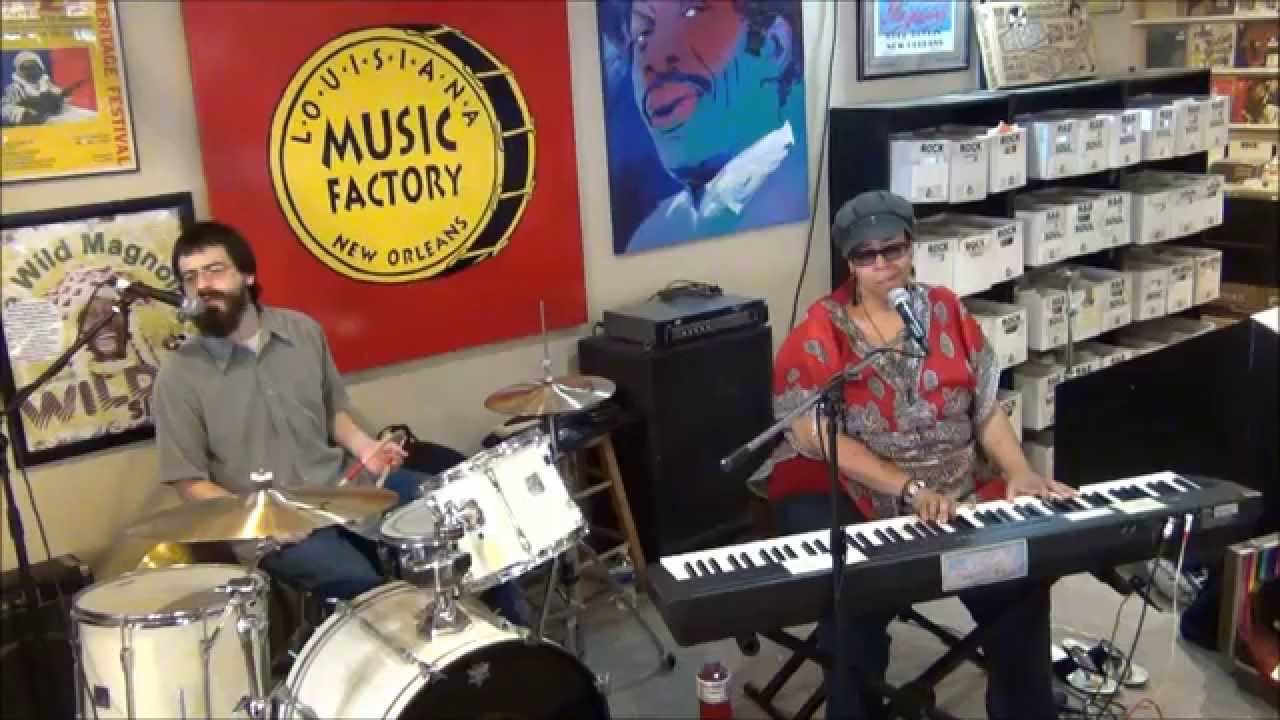 LMF FREE CONCERT SERIES - CEMC Showcase 2015 - LILLI LEWIS - YouTube