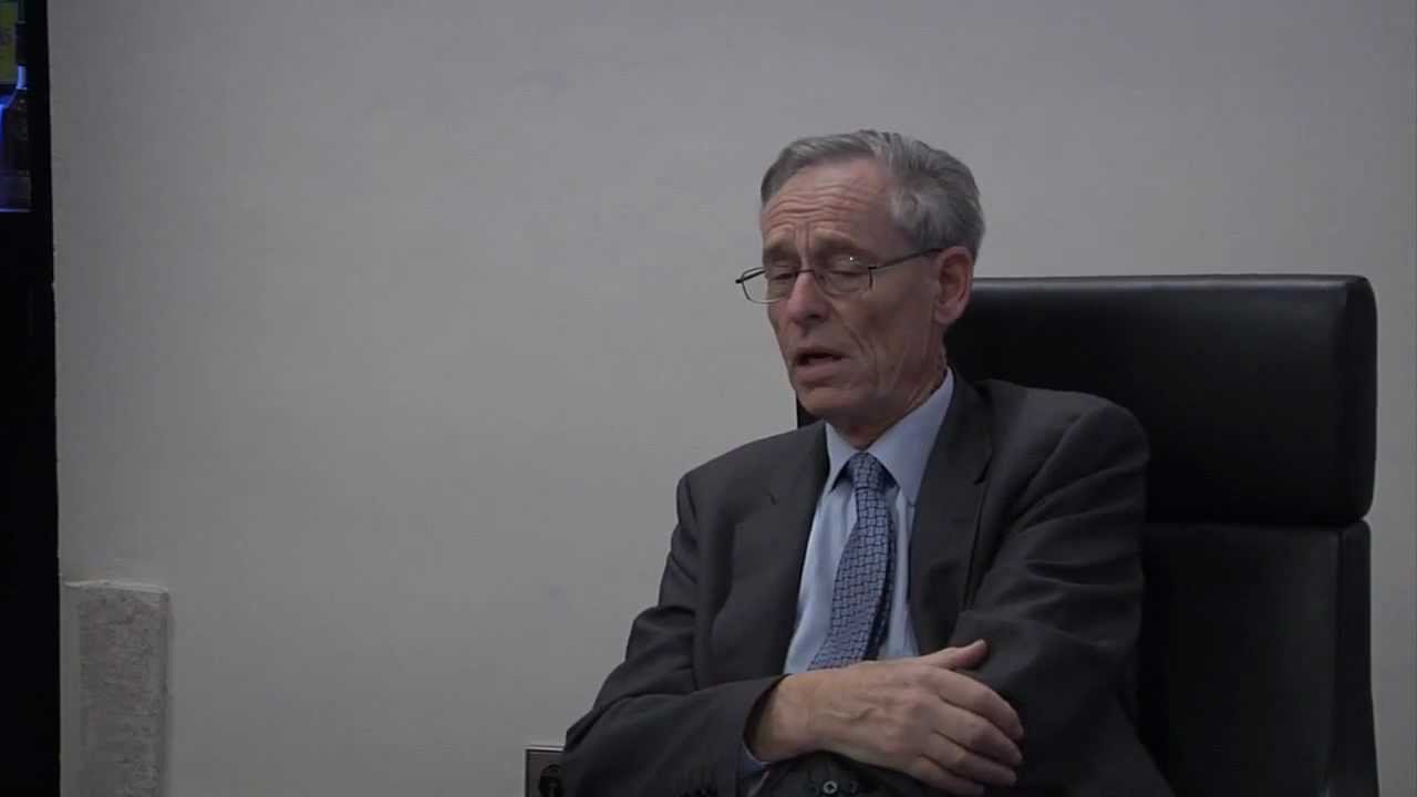 El Professor Sir John Elliot nos habla sobre la importancia de estudiar ...