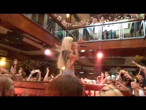 Mia Julia Begrüßt mit ihr Nackt is Geil im Bierkönig 09.10.2015