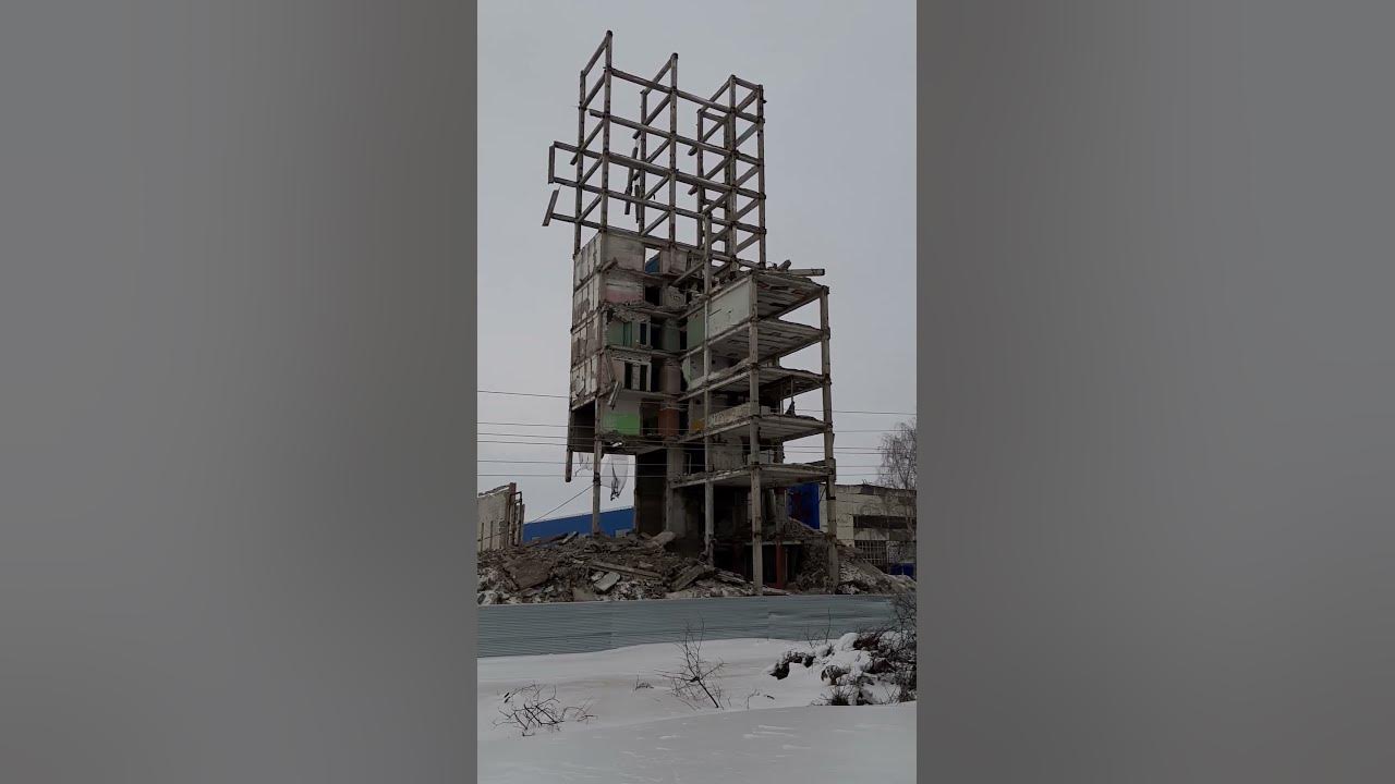 17.12-ти этажка, экскаватор тросом пытается сорвать опоры. # ...