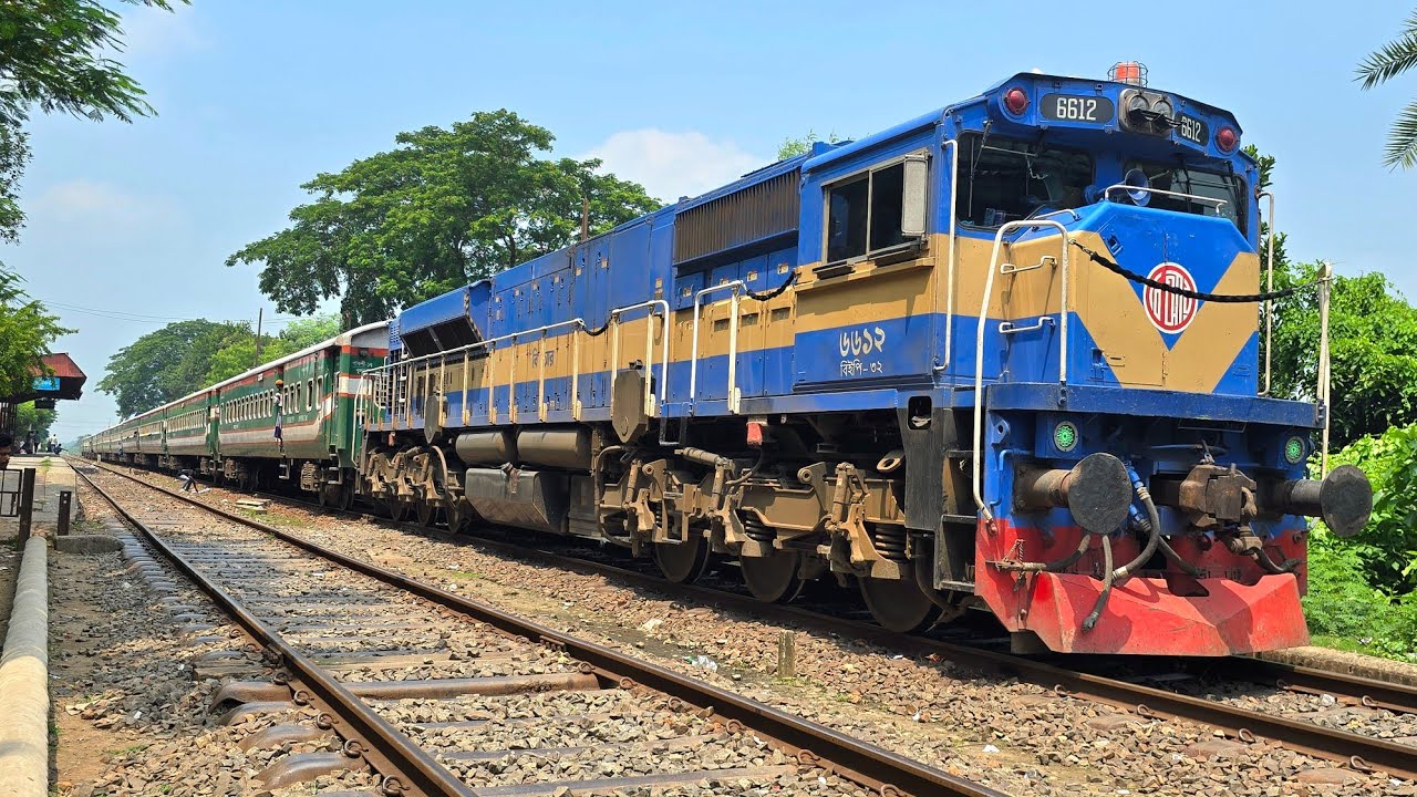 3250 HP Emd gt42 locomotive // Rupsha express Departure Alamdanga Rail ...