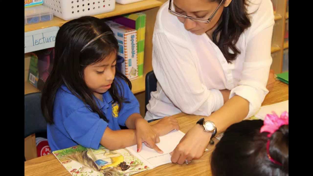 Parent Mentor Helps Children Read - YouTube