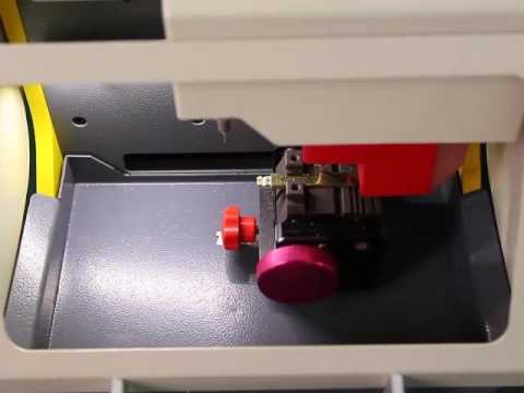 SEC-E9 key cutting machine---How to cut a HON66 Honda key without ...