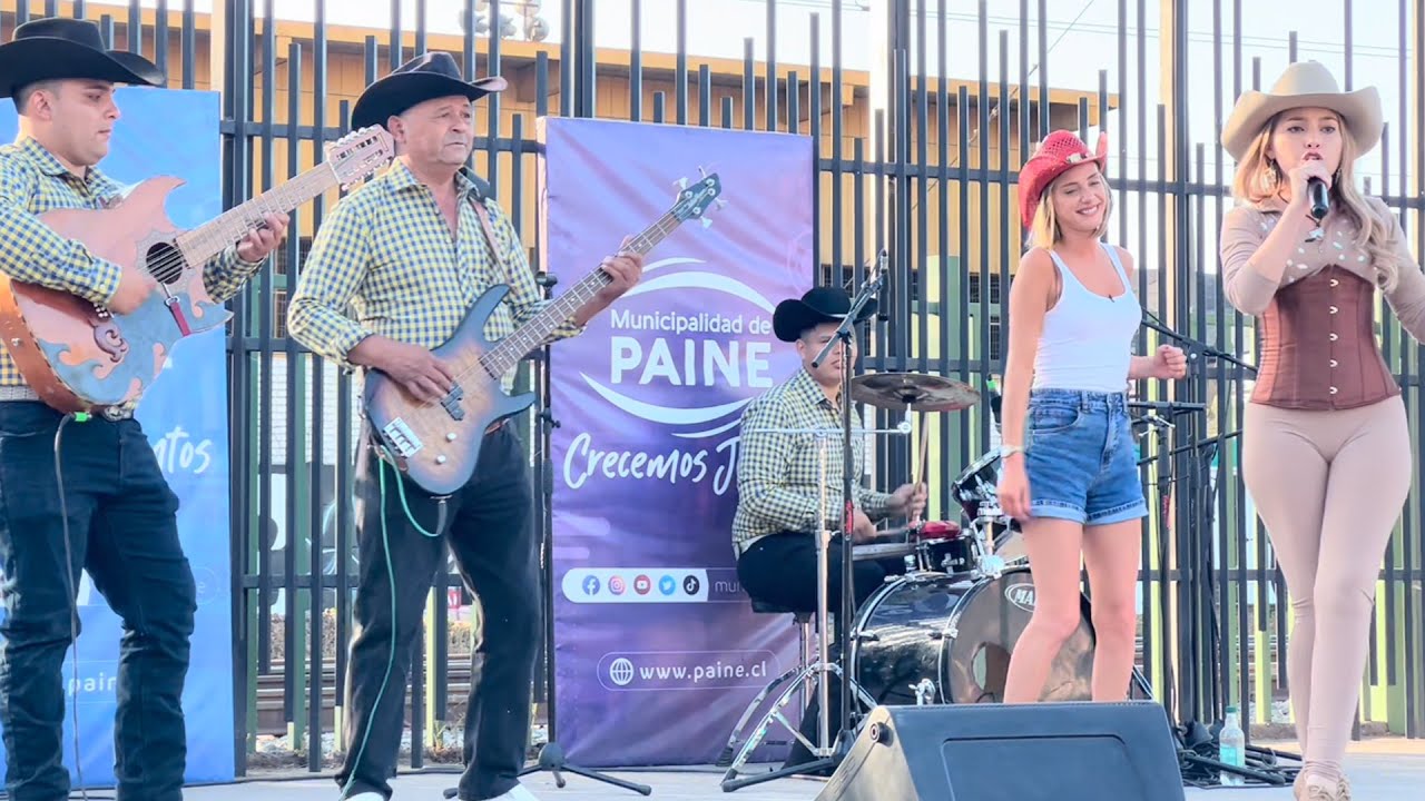 Lucero y su banda - Un puño de tierra - Música Ranchera - YouTube